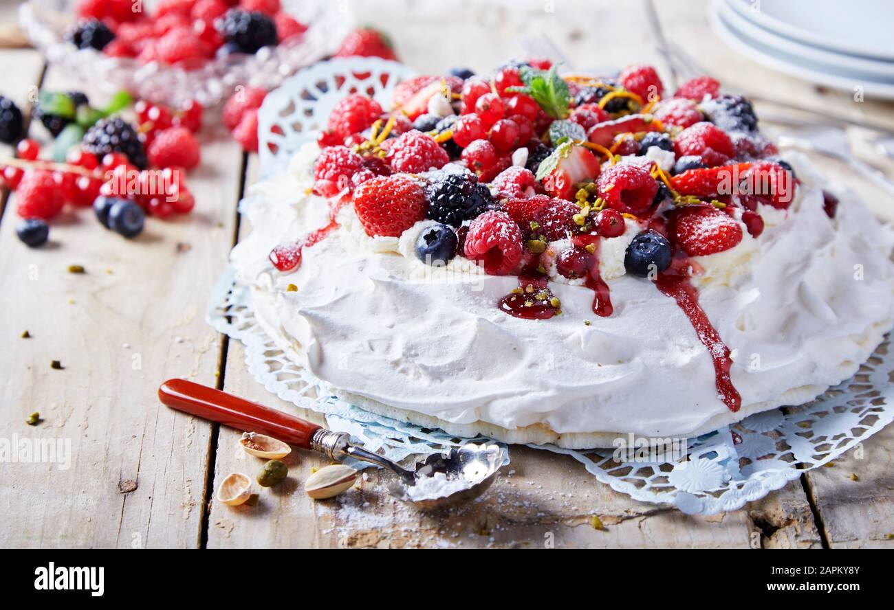 Pavlova cake with fresh fruits Stock Photo - Alamy