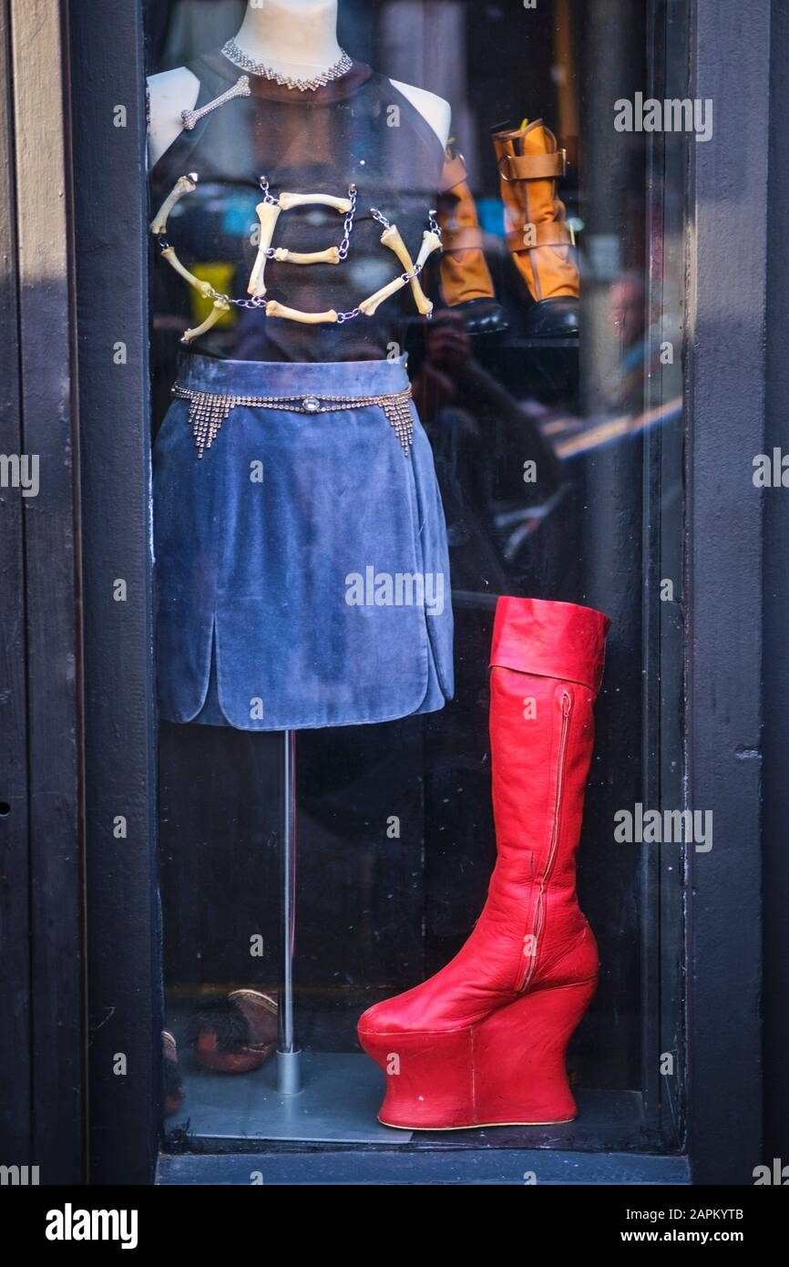 London window display hi-res stock photography and images - Alamy