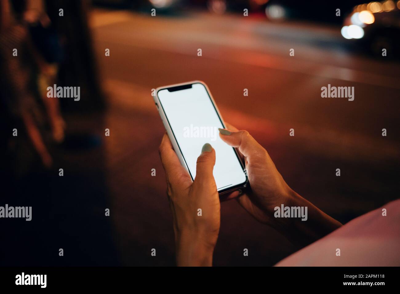 Hands mobile night street hi-res stock photography and images - Alamy