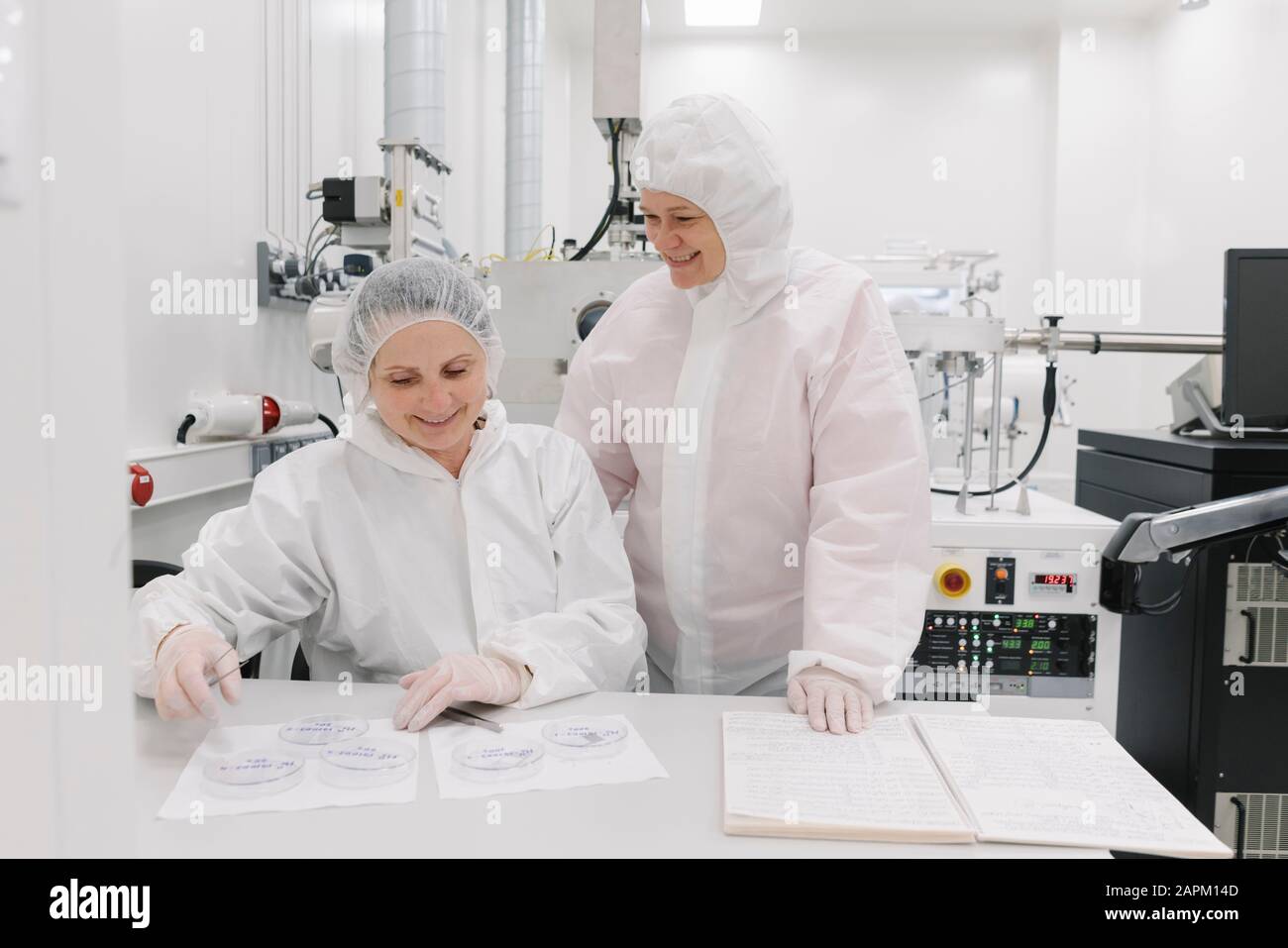 Two scientists working in laboratory Stock Photo - Alamy