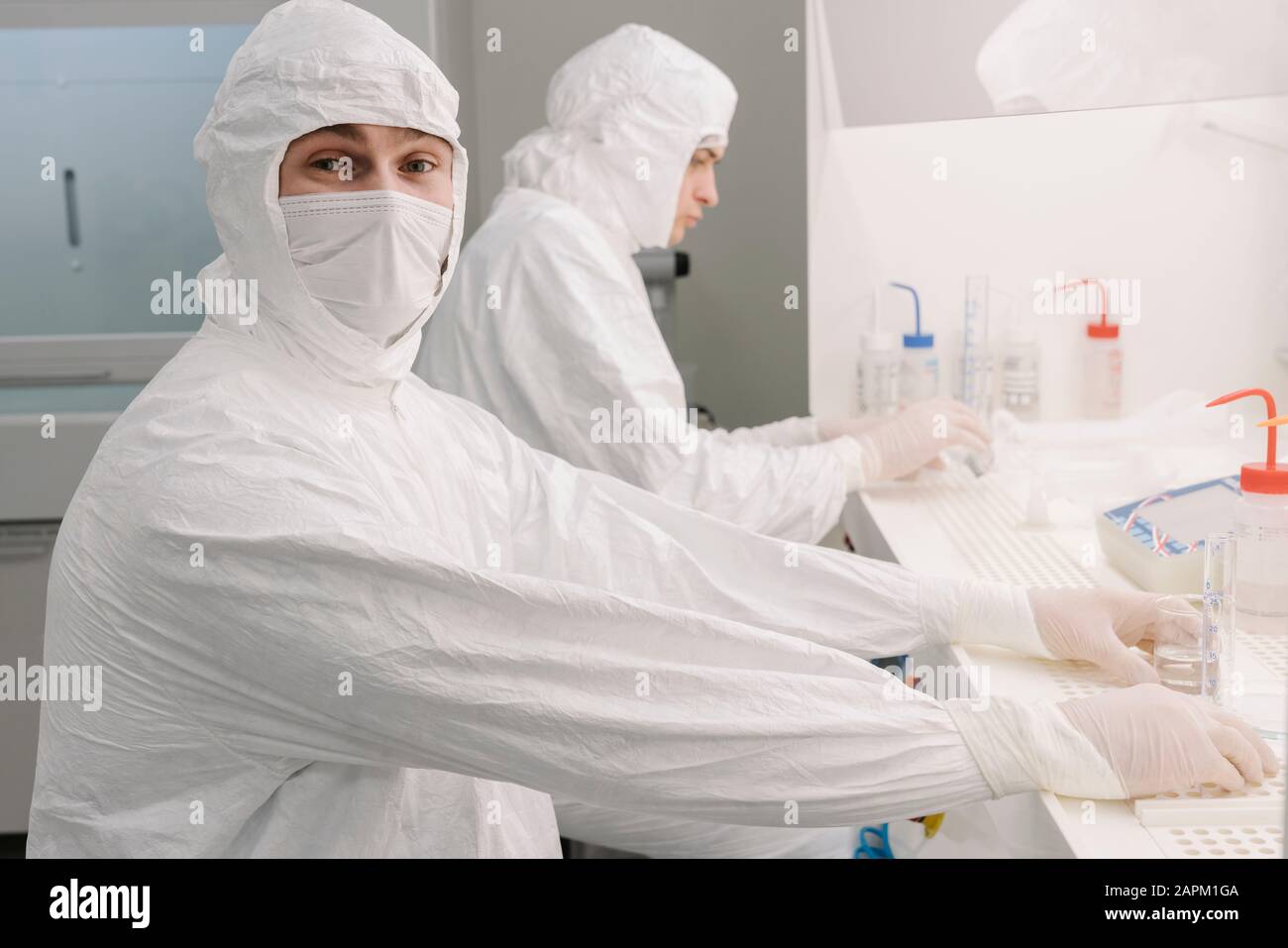 Two scientists in a lab hi-res stock photography and images - Alamy