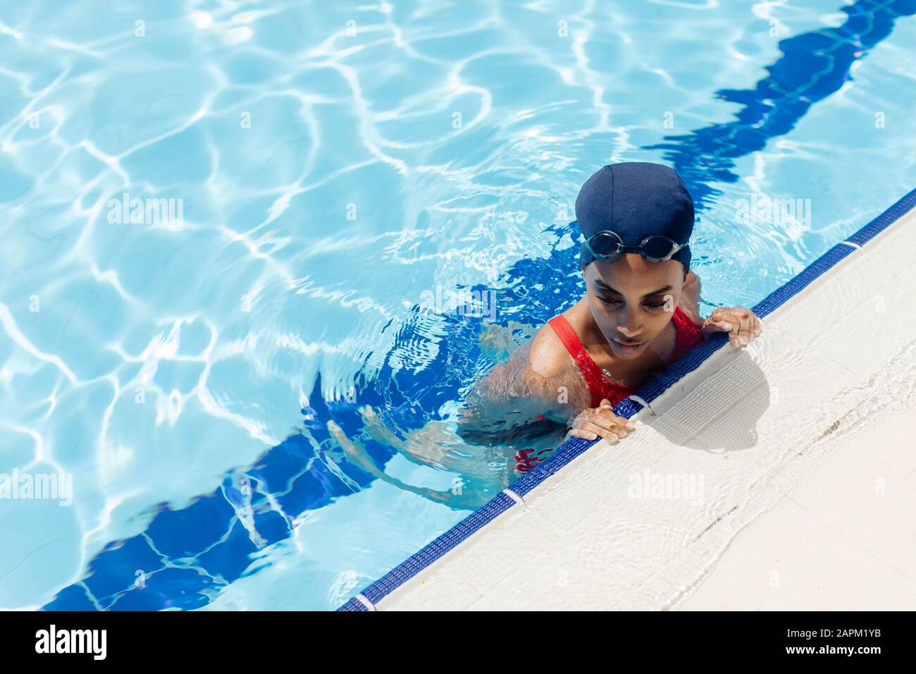 Side view swimmers in pool hi-res stock photography and images - Alamy