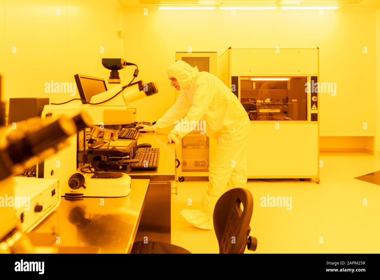 Yellow protecting clothes hi-res stock photography and images - Alamy