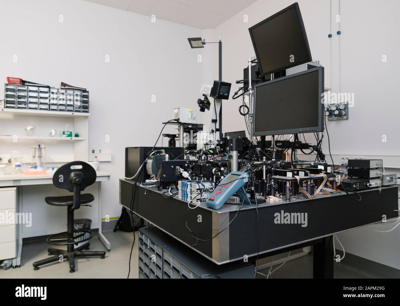 Laser device in a laboratory Stock Photo - Alamy