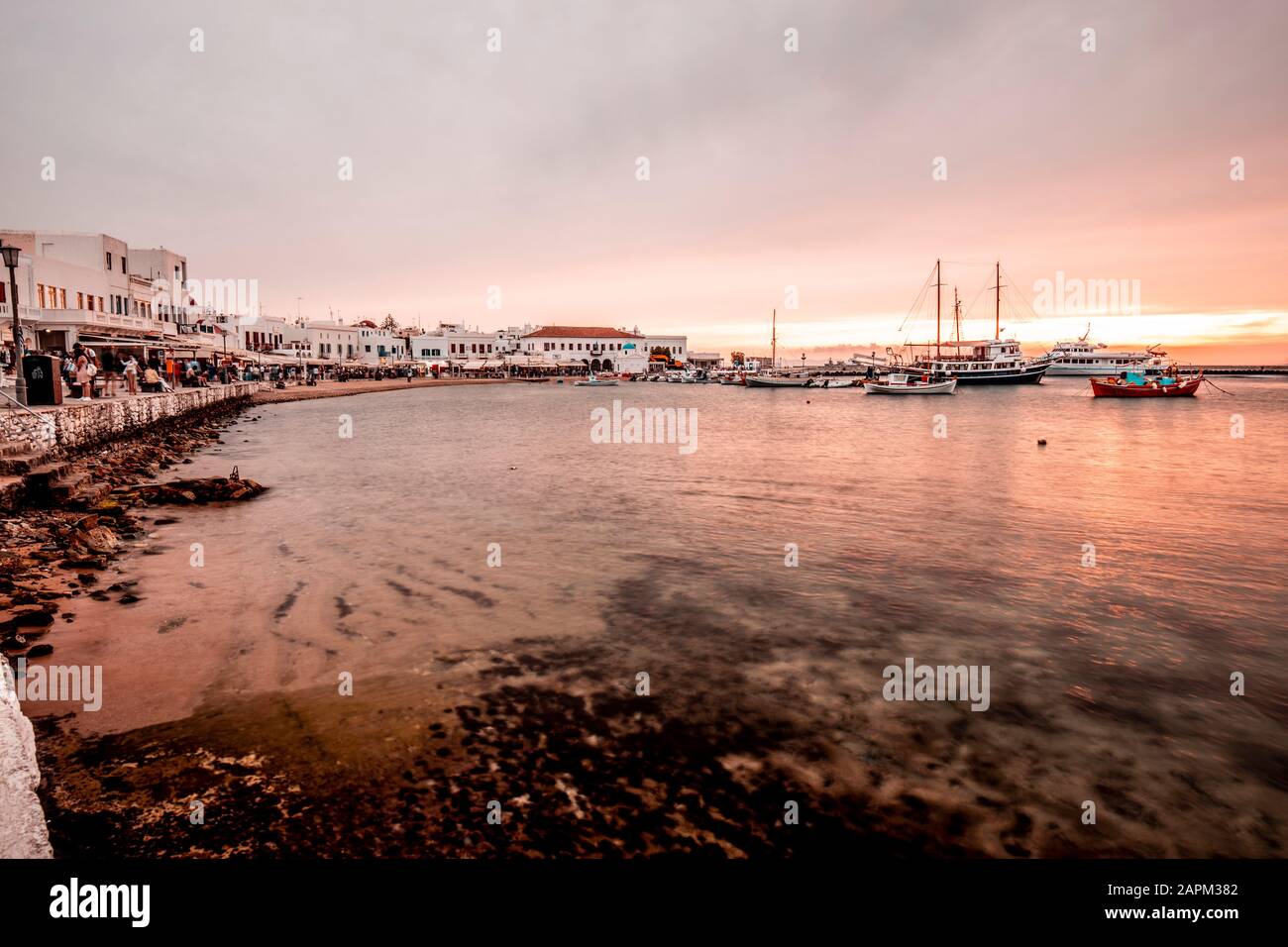 Waterfront promenades hi-res stock photography and images - Alamy