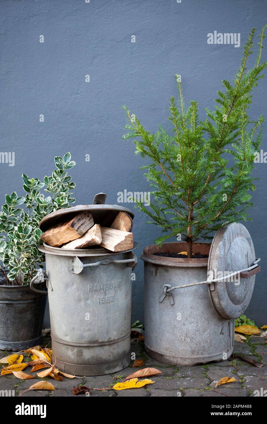 Garbage cans hi-res stock photography and images - Alamy