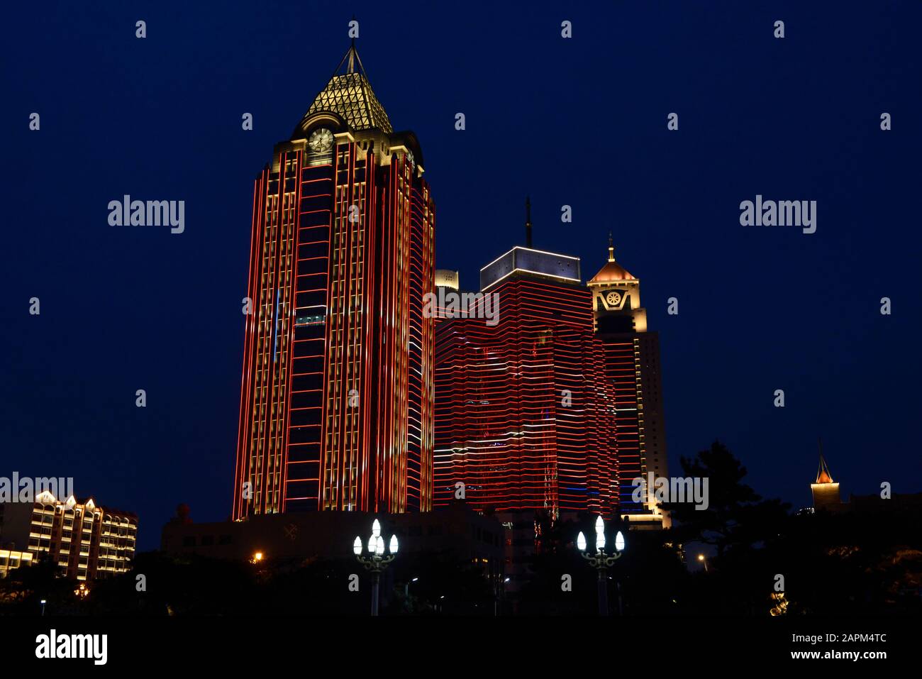 Lit buildings hi-res stock photography and images - Alamy
