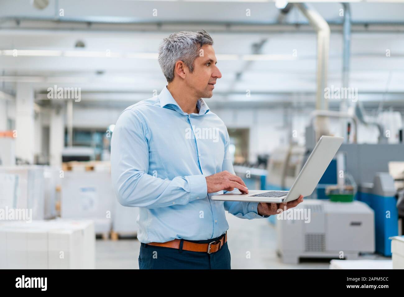 Smart factory expert using hi-res stock photography and images - Alamy