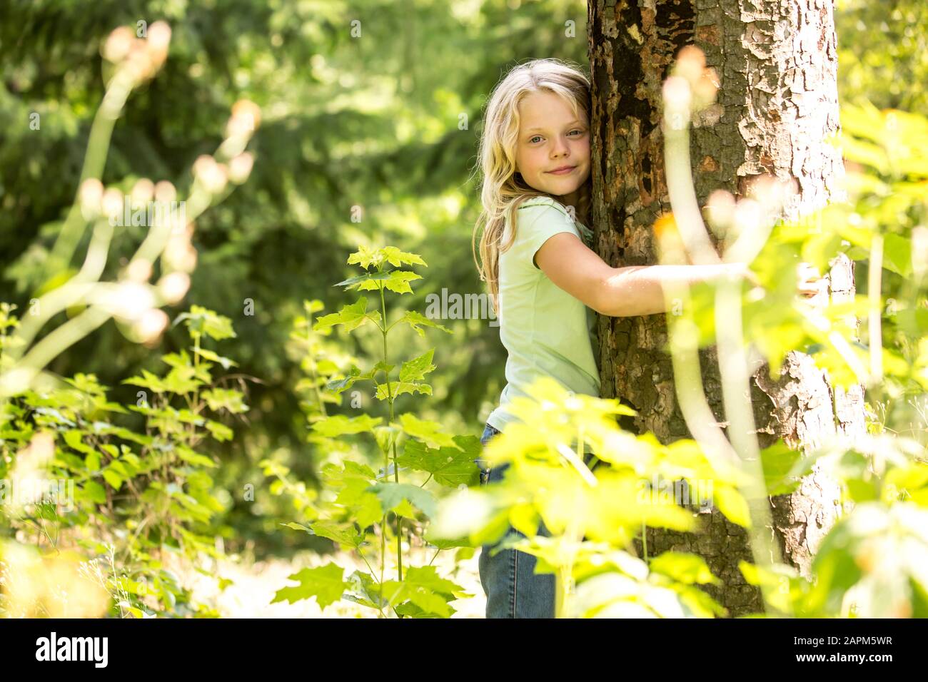 Kids hugging tree hi-res stock photography and images - Alamy