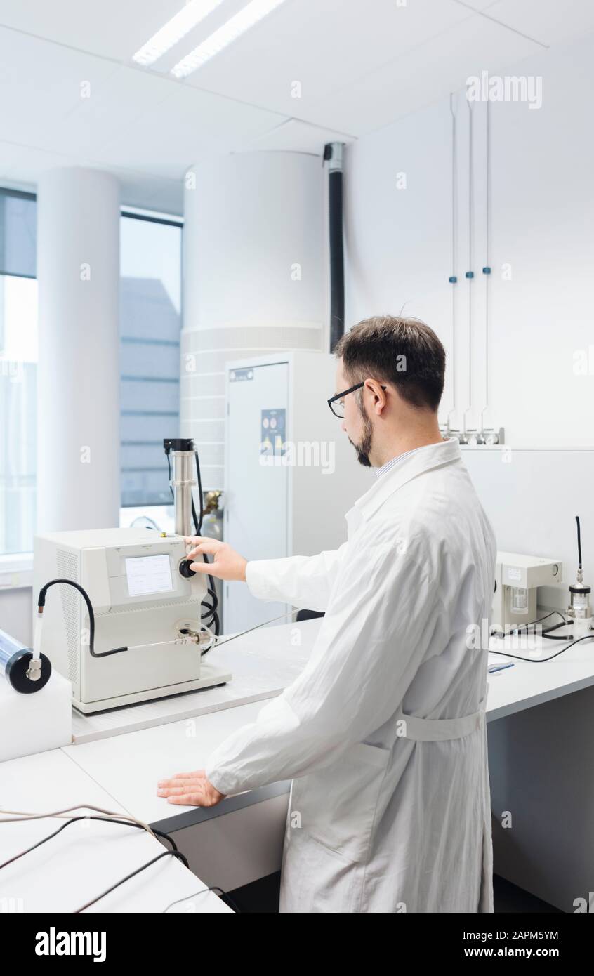 Adjusting tech lab coat hi-res stock photography and images - Alamy