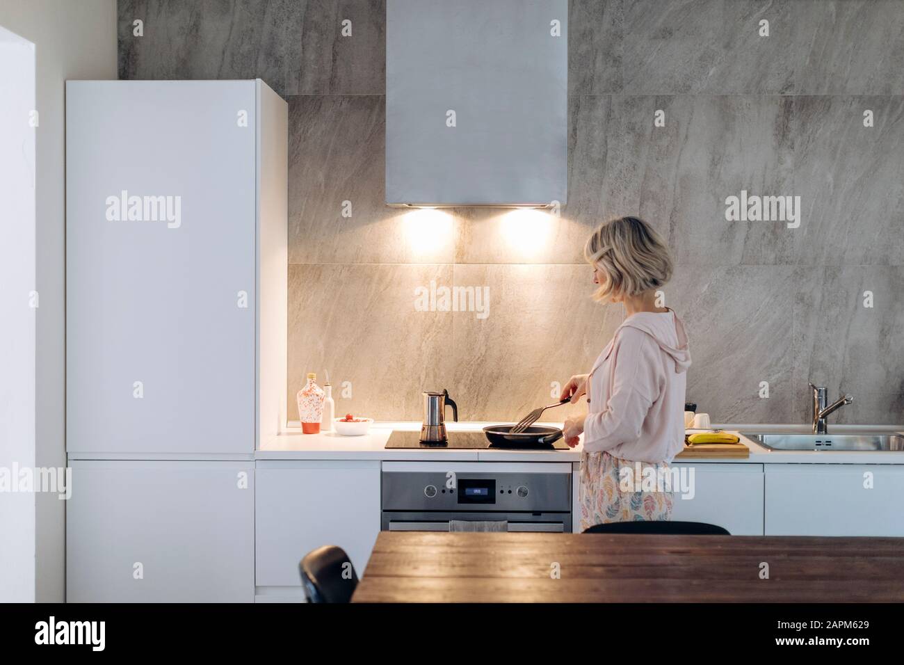 Back view woman cooking in kitchen hi-res stock photography and images ...