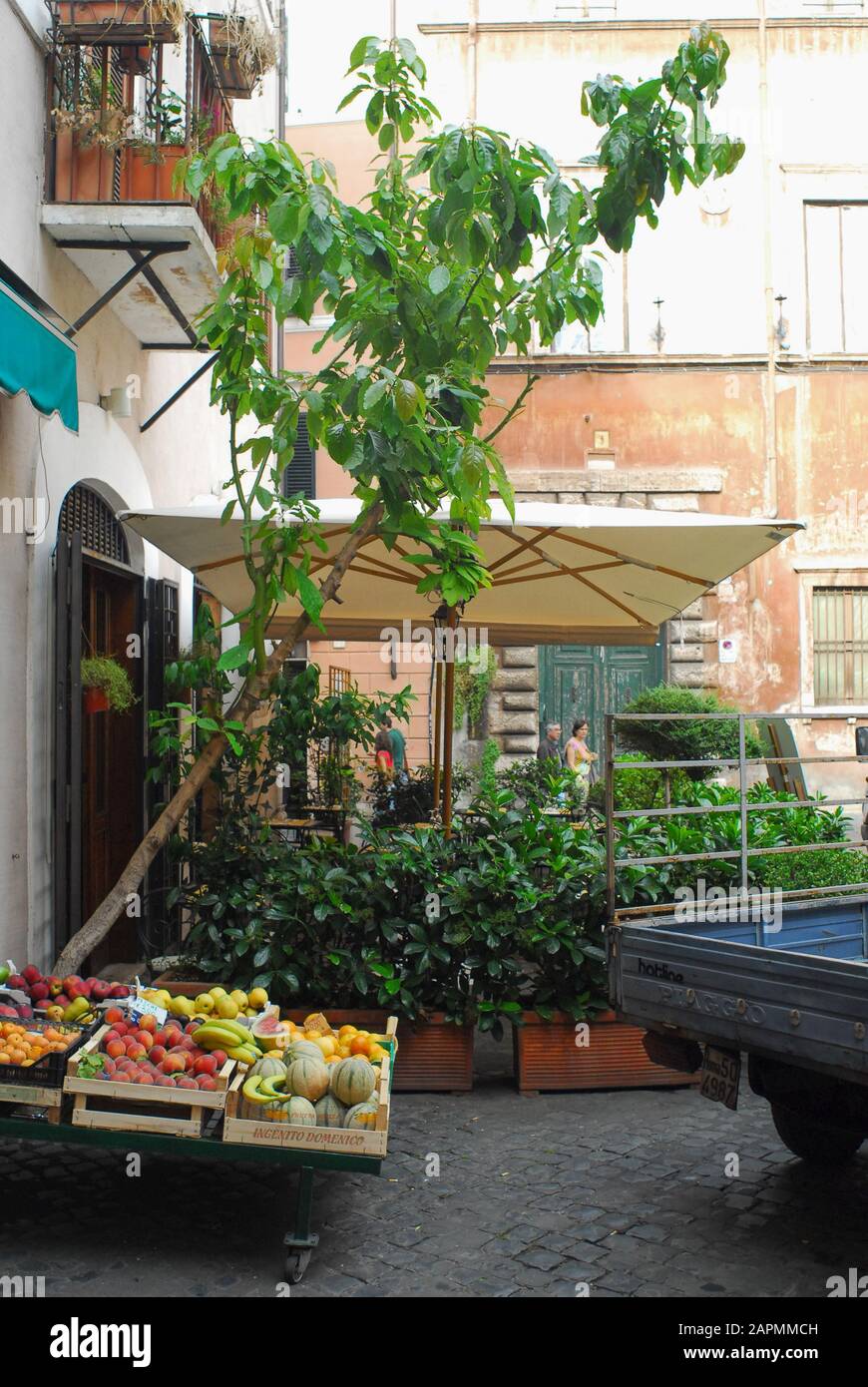 Main street in rome hi-res stock photography and images - Alamy
