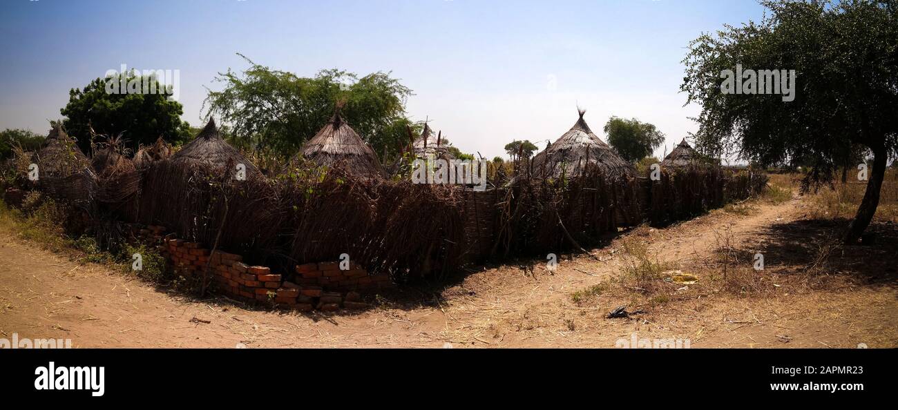 Lanscape with Mataya village of sara tribe aka Ngambaye or Madjingaye ...