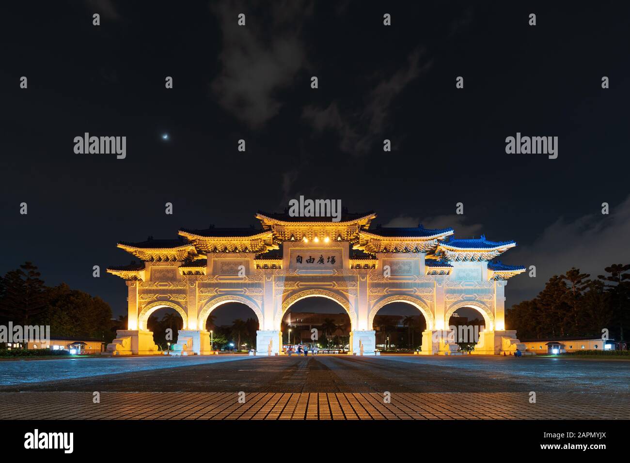 Liberty Square main gate of Chiang Kai-Shek Memorial Hall at night in ...