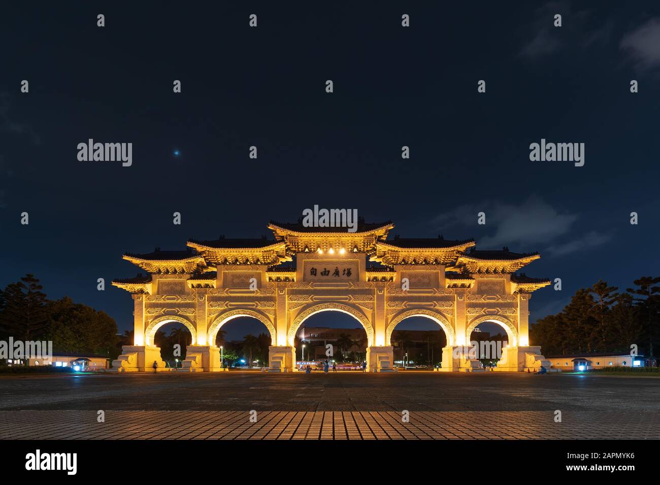 Liberty Square main gate of Chiang Kai-Shek Memorial Hall at night in ...