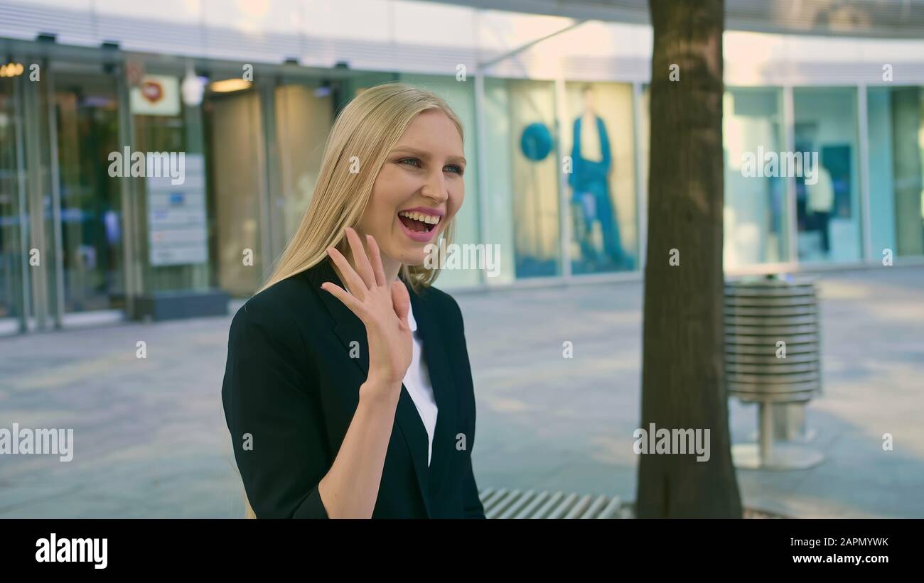 Young woman waving hello hi-res stock photography and images - Alamy