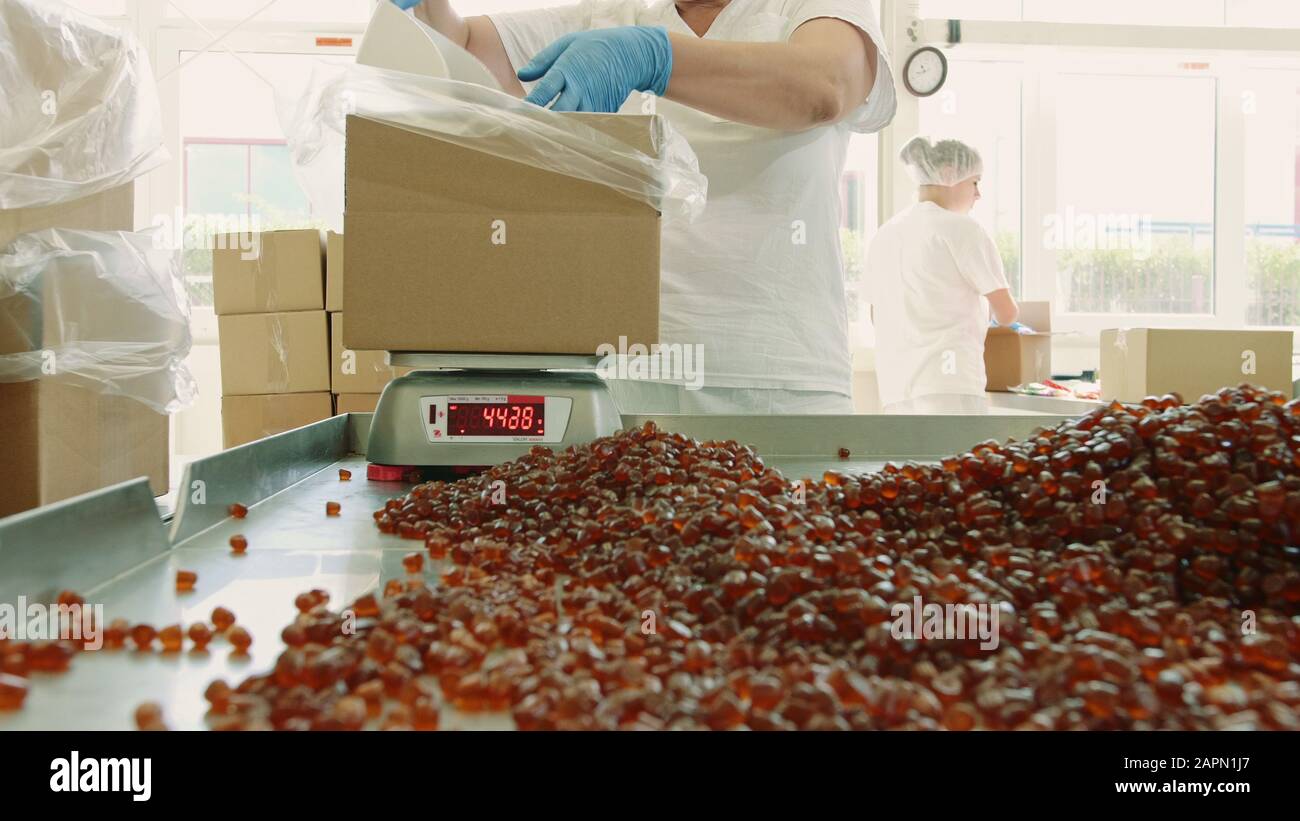 Worker packing candies confectionery hi-res stock photography and ...