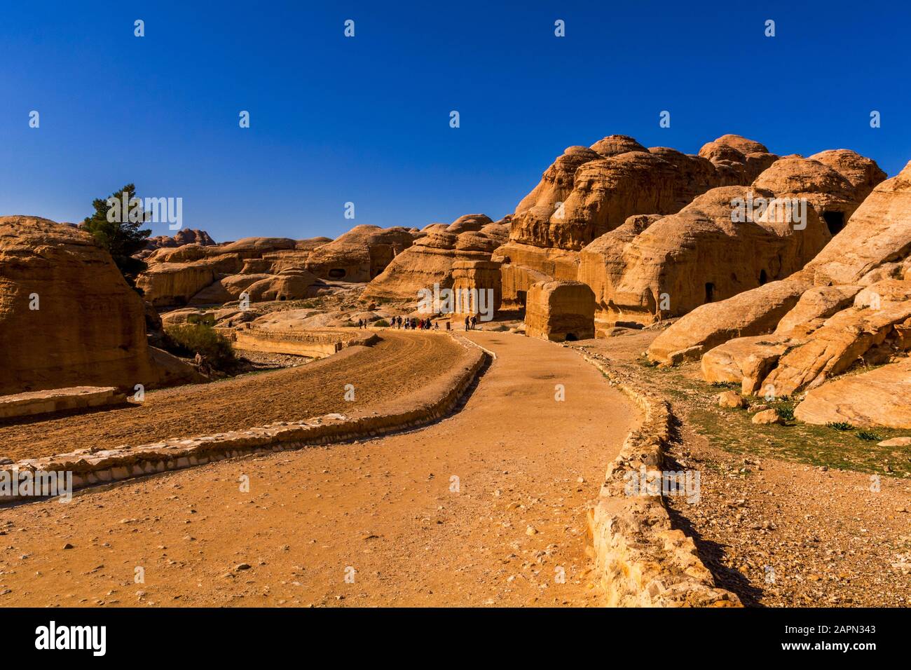 The beginning of the path to the monuments of Petra Stock Photo - Alamy