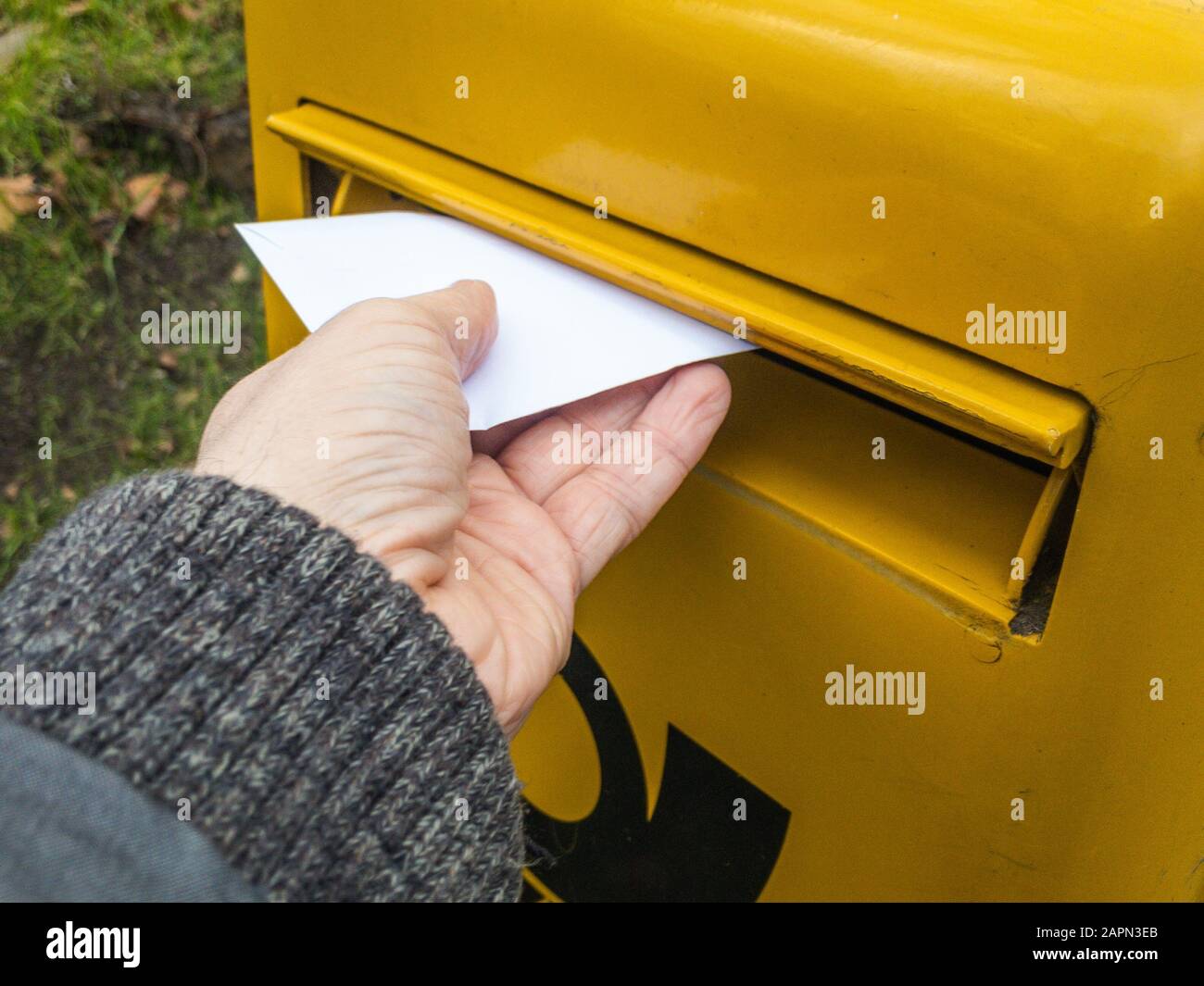 Letter through letterbox illustration hi-res stock photography and ...