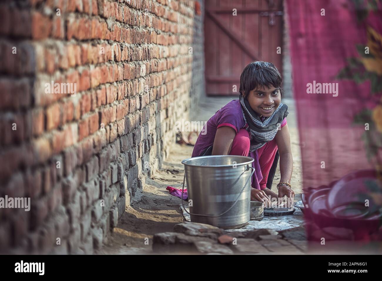 India washing dishes hi-res stock photography and images - Alamy