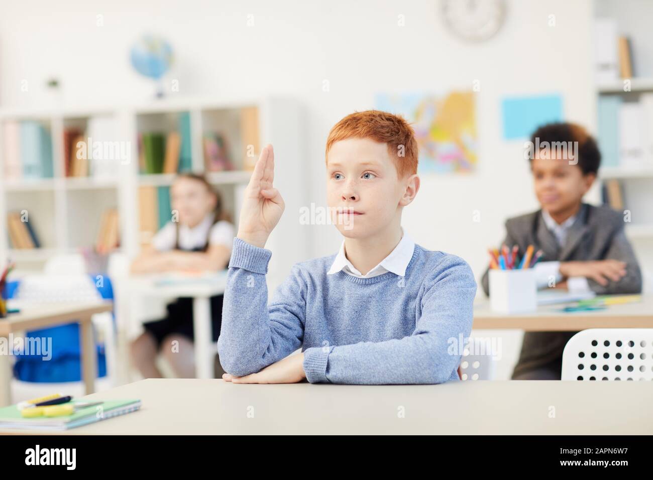 School girls answer hi-res stock photography and images - Alamy