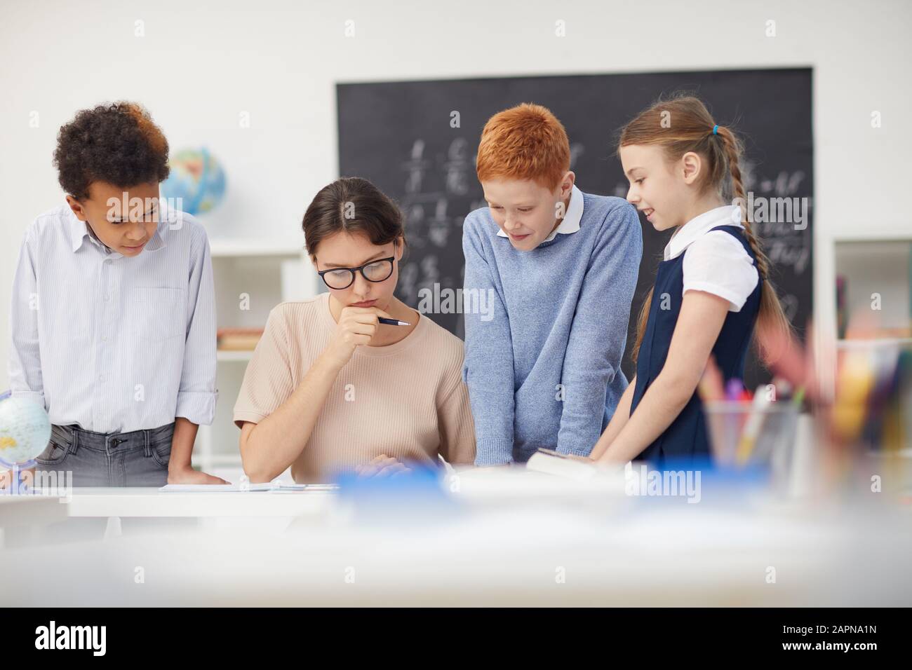 Children working around table hi-res stock photography and images - Alamy