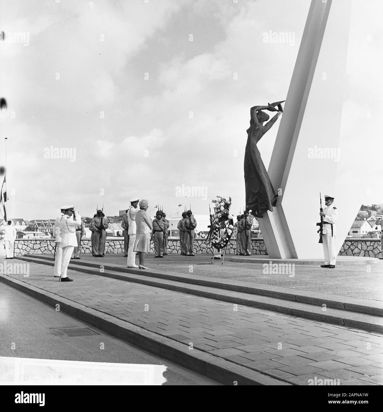Royal visit to the West, Royal couple puts wreath at monument to fallen ...