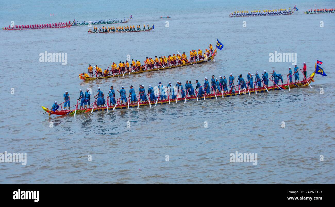 Boat race in Tonle Sap river in Phnom Penh Cambodia Stock Photo - Alamy