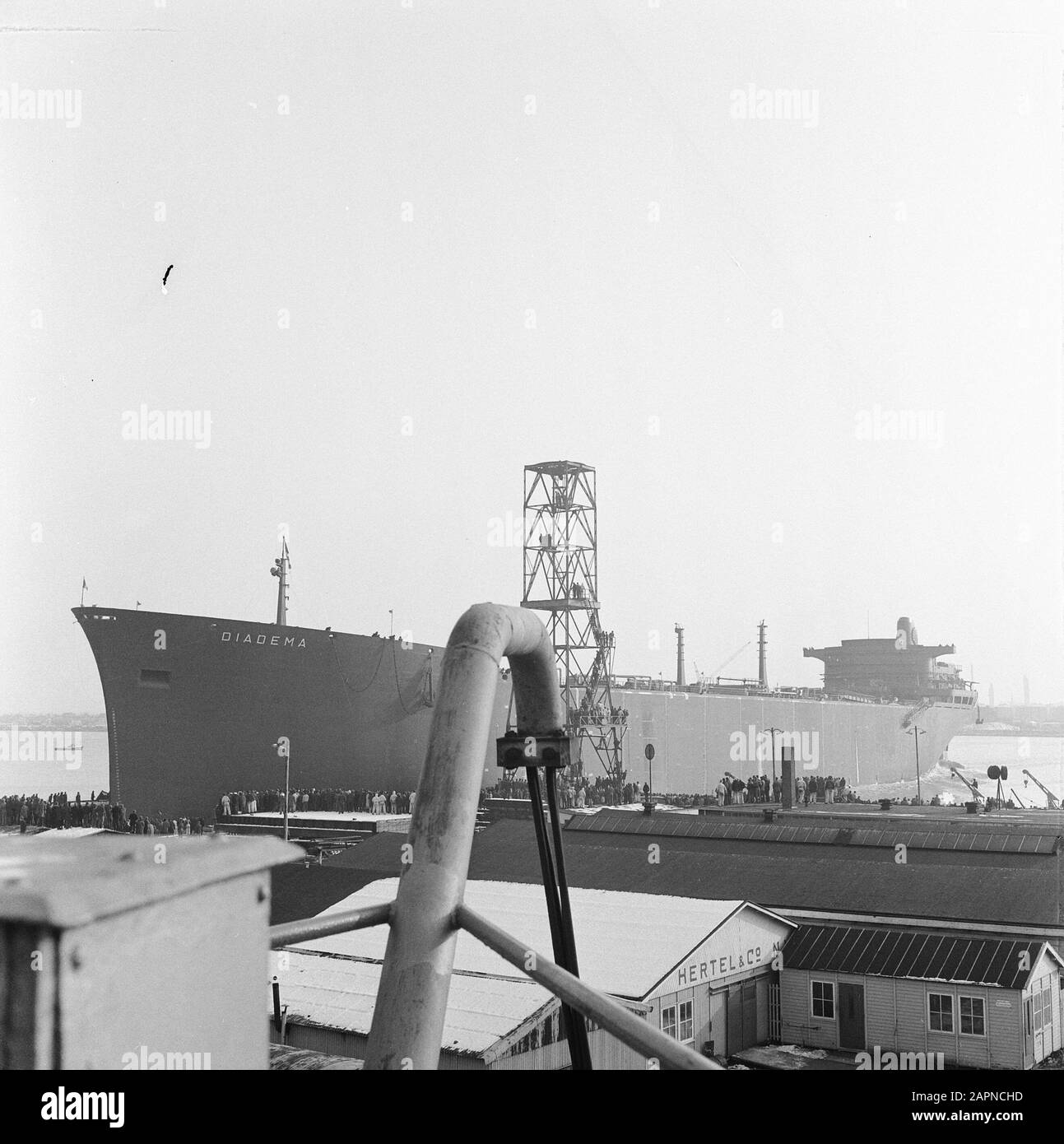 Shell-tanker Diadema van stack at Wilton Fijenoord, 24.000 tons ...