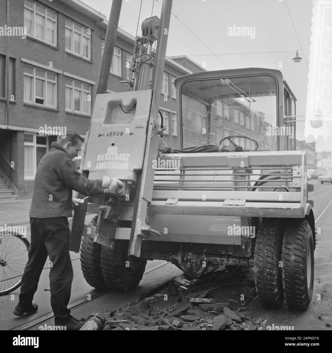 Concrete splitting machine hi-res stock photography and images - Alamy