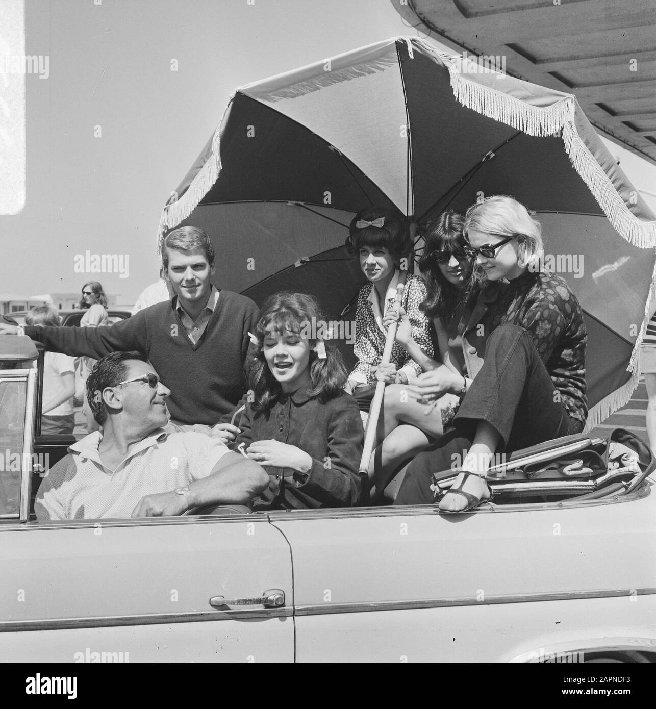 Song Contest in Knokke, the Dutch team, the team with Lou van Rees Date ...