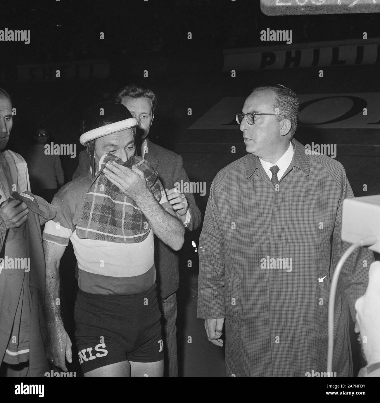 Timoner leaves track hi-res stock photography and images - Alamy