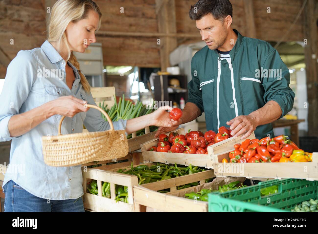 Farmers selling direct hi-res stock photography and images - Alamy