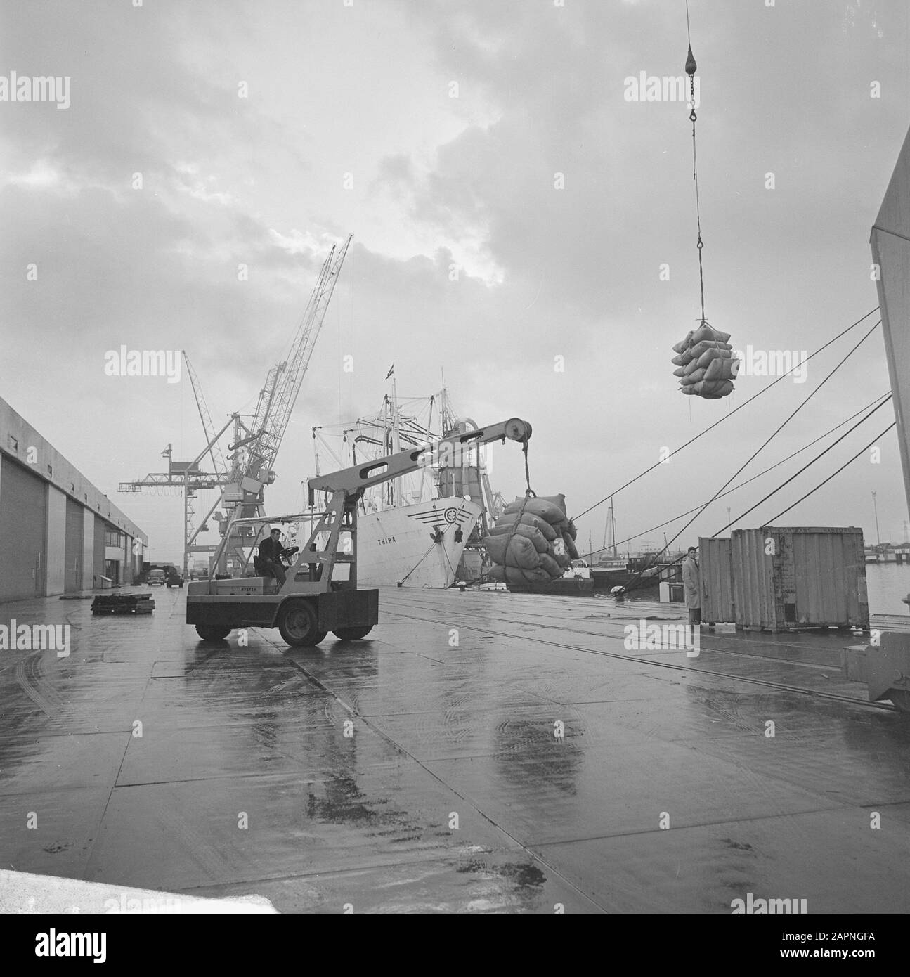 Unloading of ships hi-res stock photography and images - Alamy