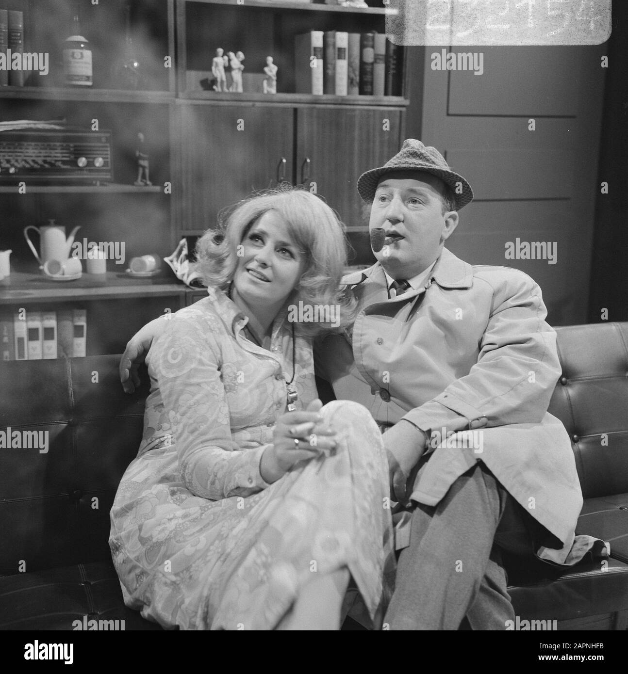 Tv mounties show hi-res stock photography and images - Alamy