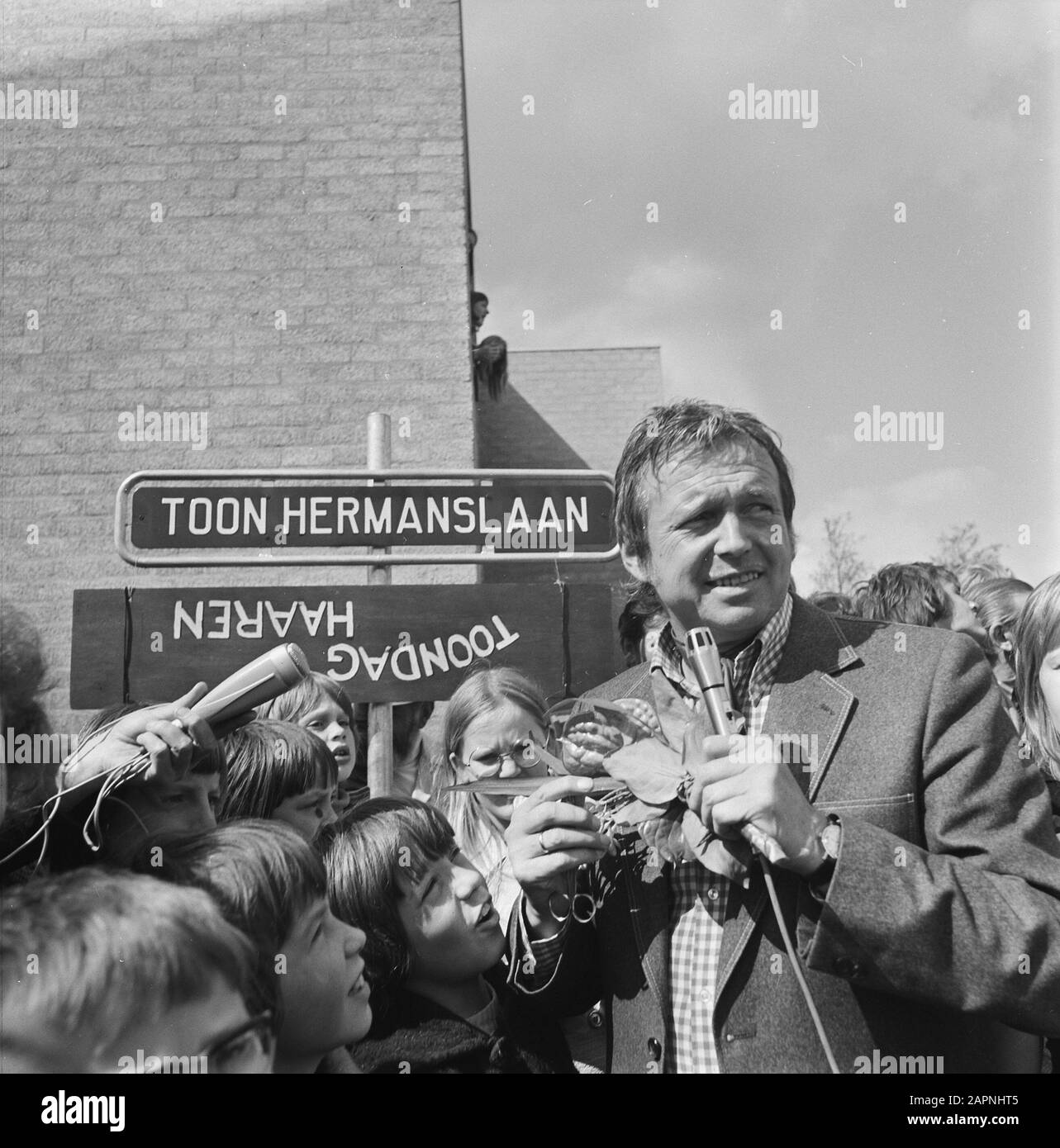 The opening show hi-res stock photography and images - Alamy