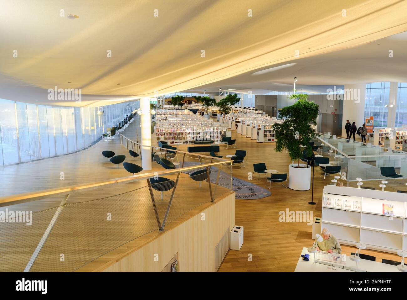 Modern library space hi-res stock photography and images - Alamy