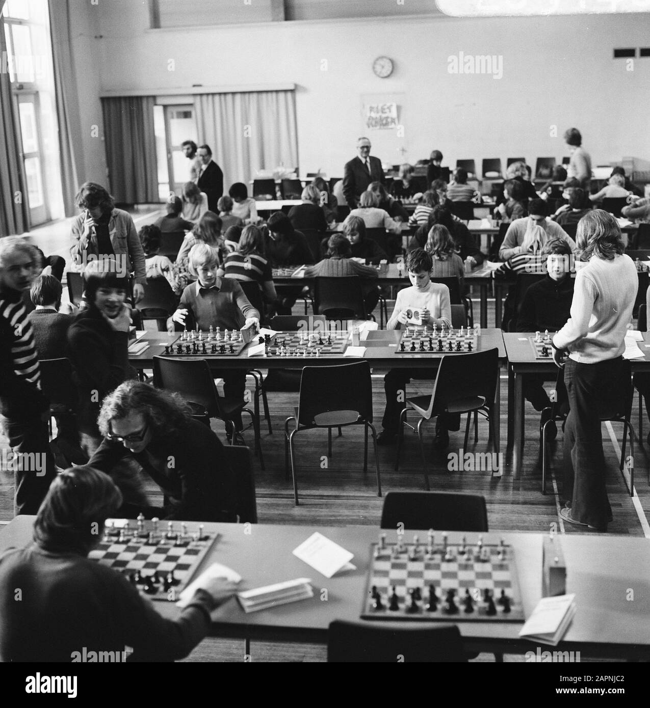 School chess players hi-res stock photography and images - Alamy