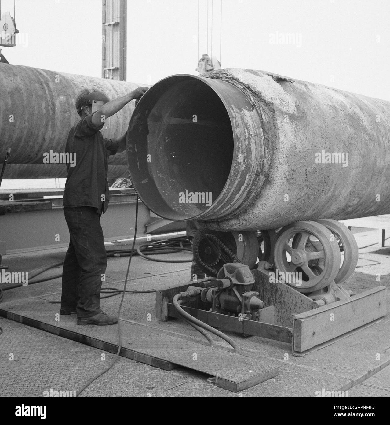 npc, gas pipes, cleaning and sanding of the pipe ends Date: 1966 ...