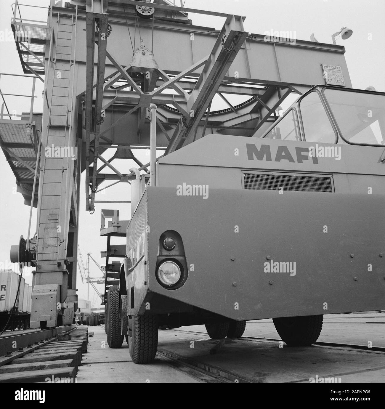 Terminal tractor hi-res stock photography and images - Alamy