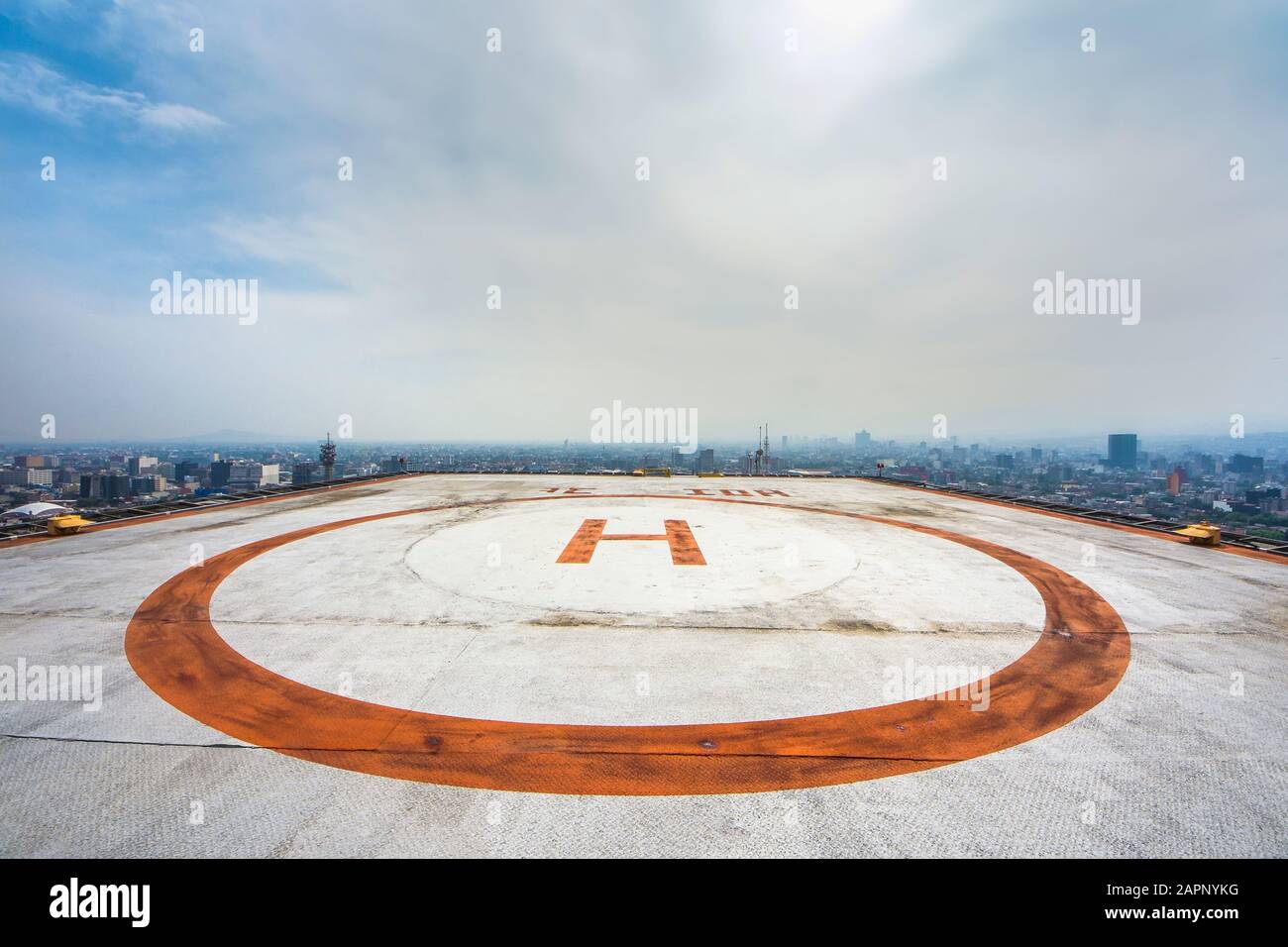 Helipad with city skyline hi-res stock photography and images - Alamy