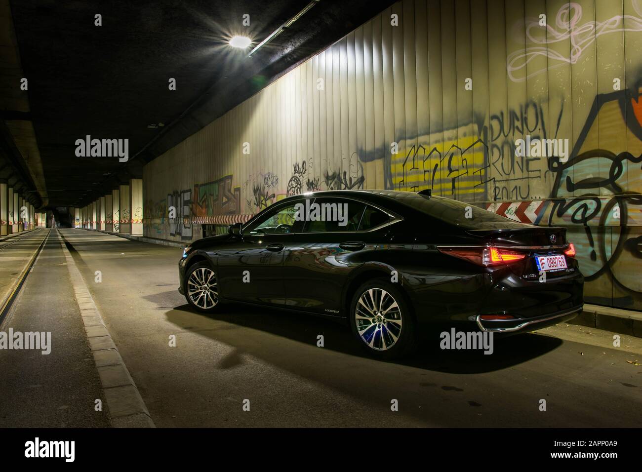 2020 Lexus ES300h profile Stock Photo - Alamy