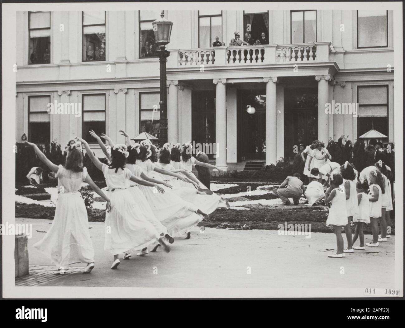 Entry queen Juliana in The Hague. After the tour a dance performance ...