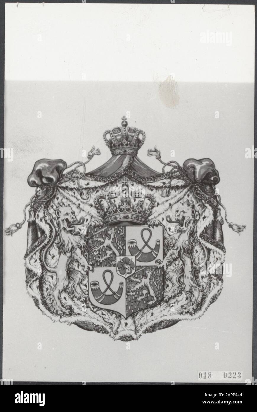 Photo of drawing coat of arms princess Beatrix Date: January 4, 1966 ...