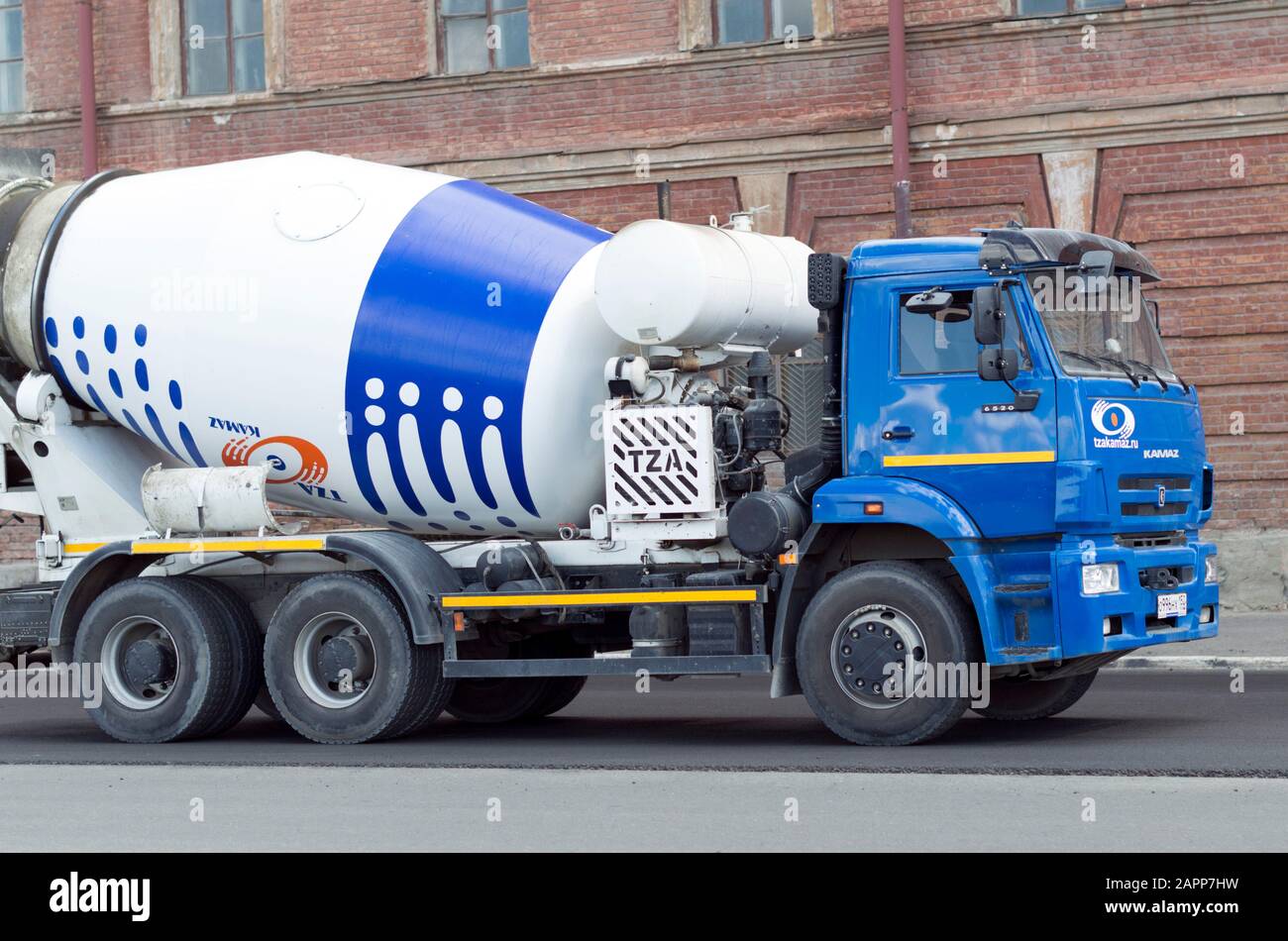 Moving Cement Mixer Truck High Resolution Stock Photography and Images ...