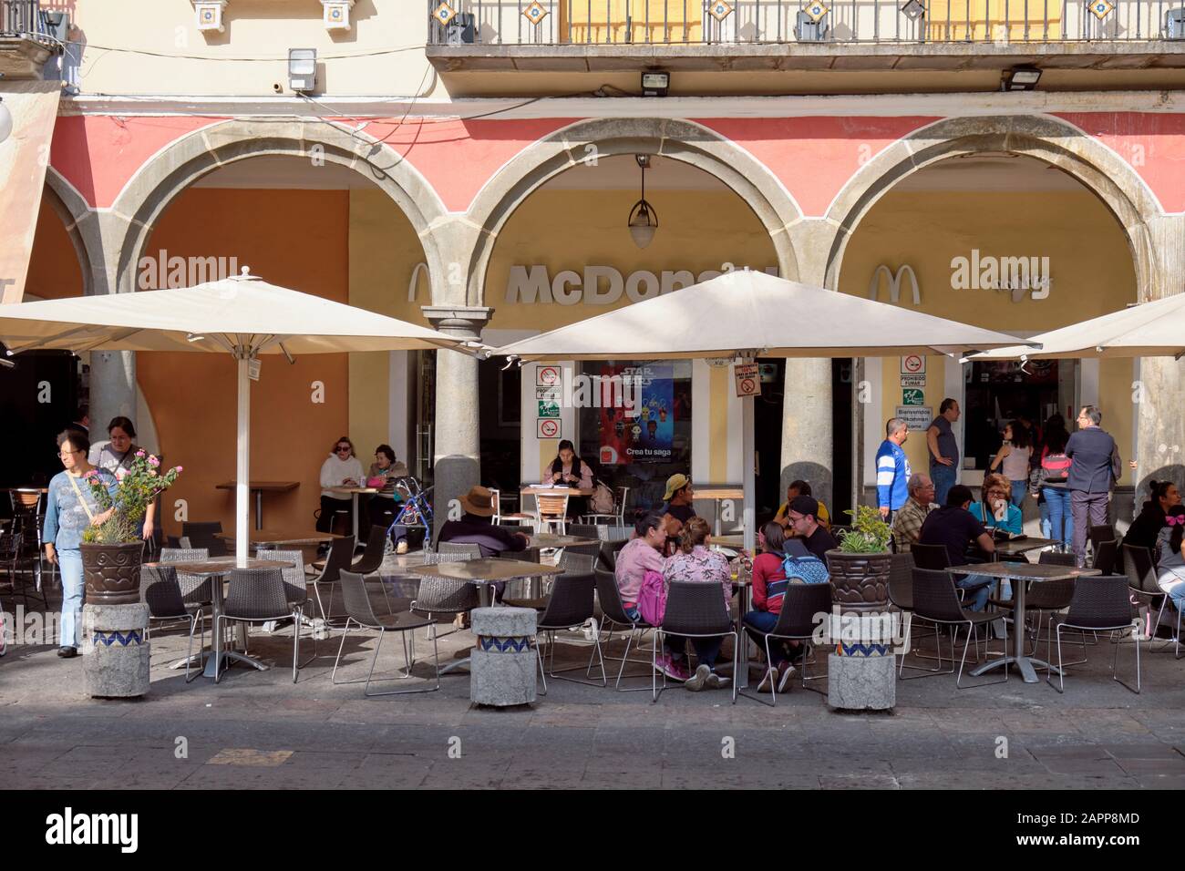 Crowd outside mcdonalds restaurant hi-res stock photography and images ...