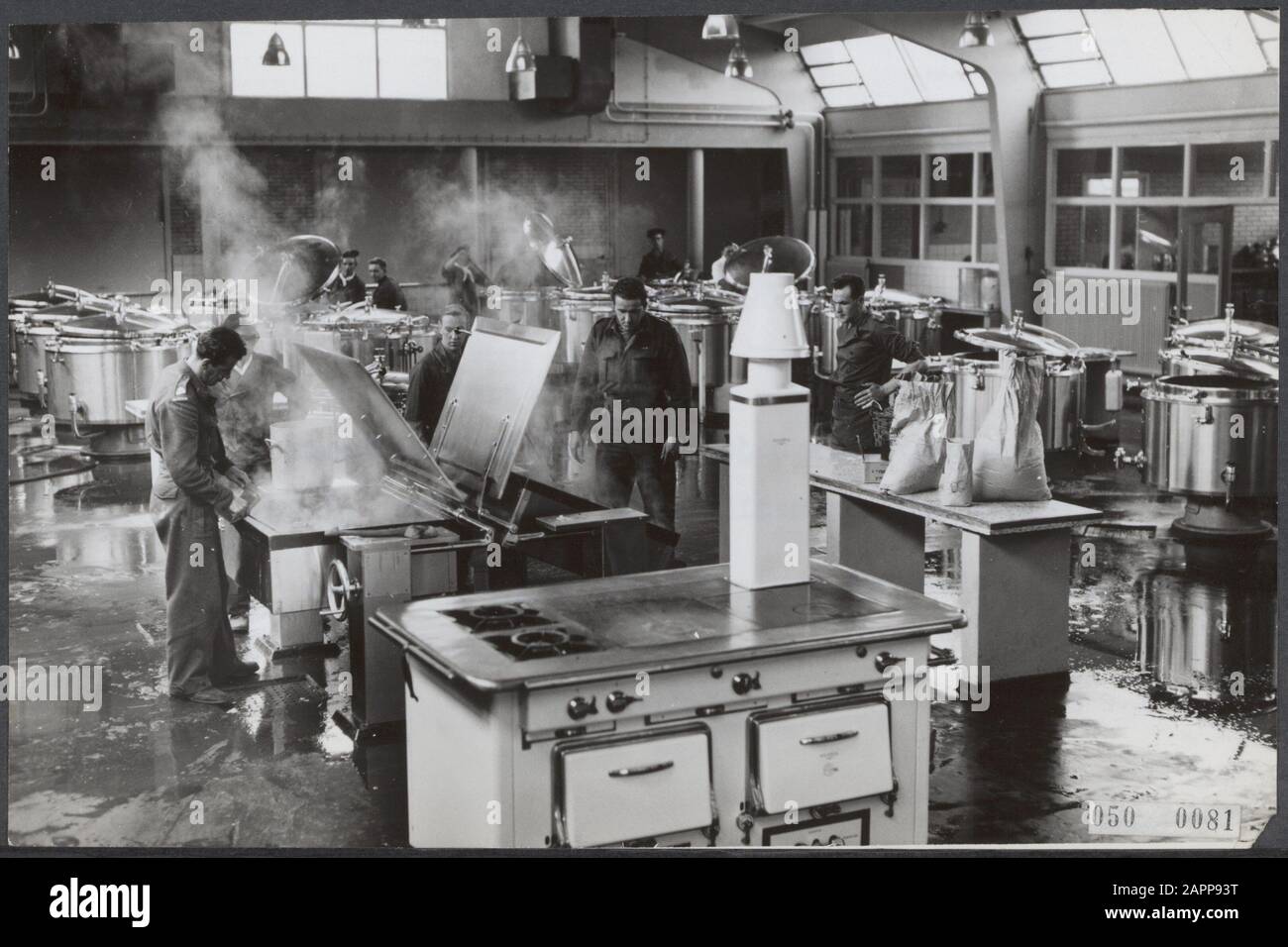 Army kitchens hi-res stock photography and images - Alamy