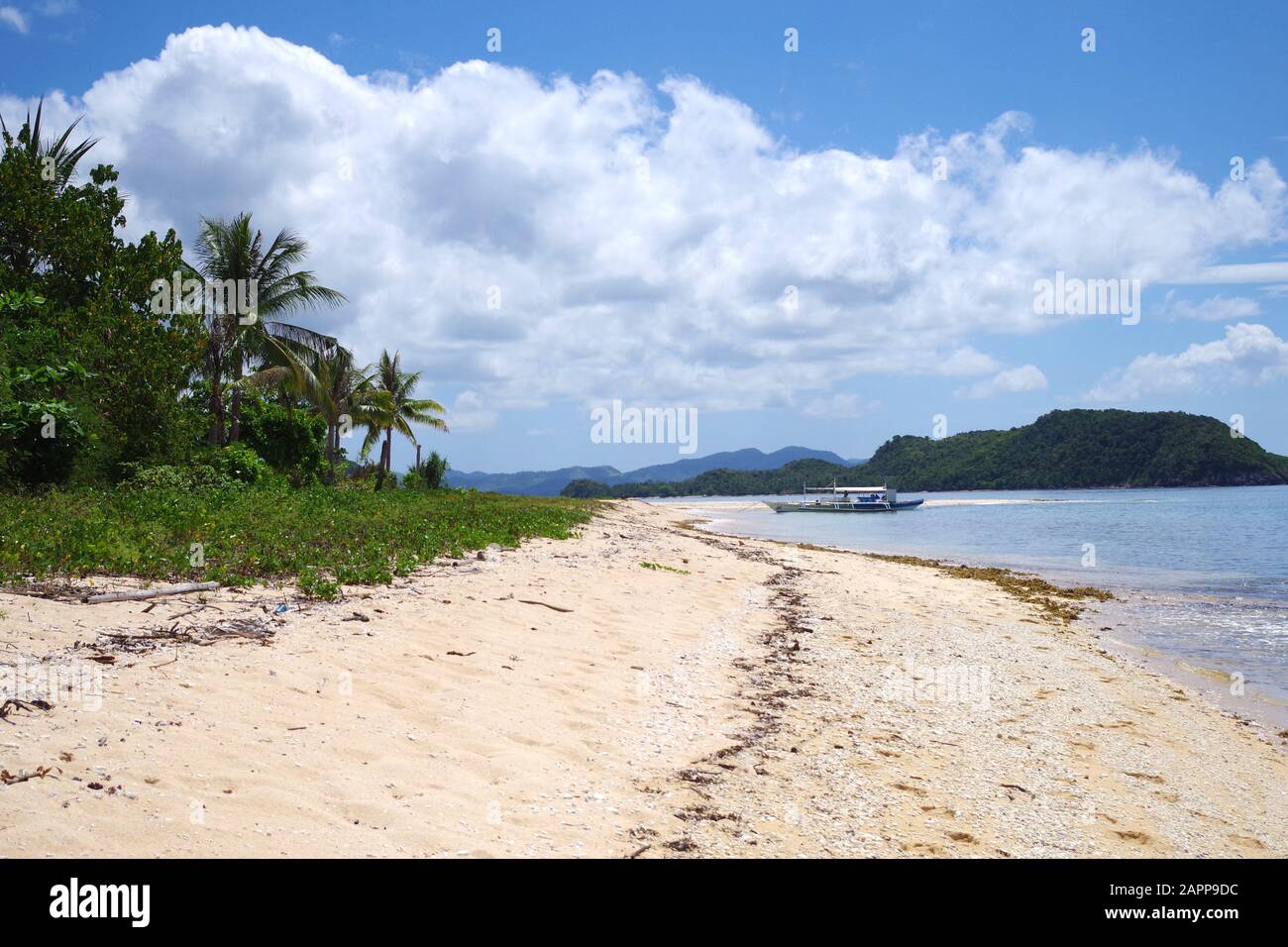 A paraw boat parked near a small island of the Philippines archipelago ...