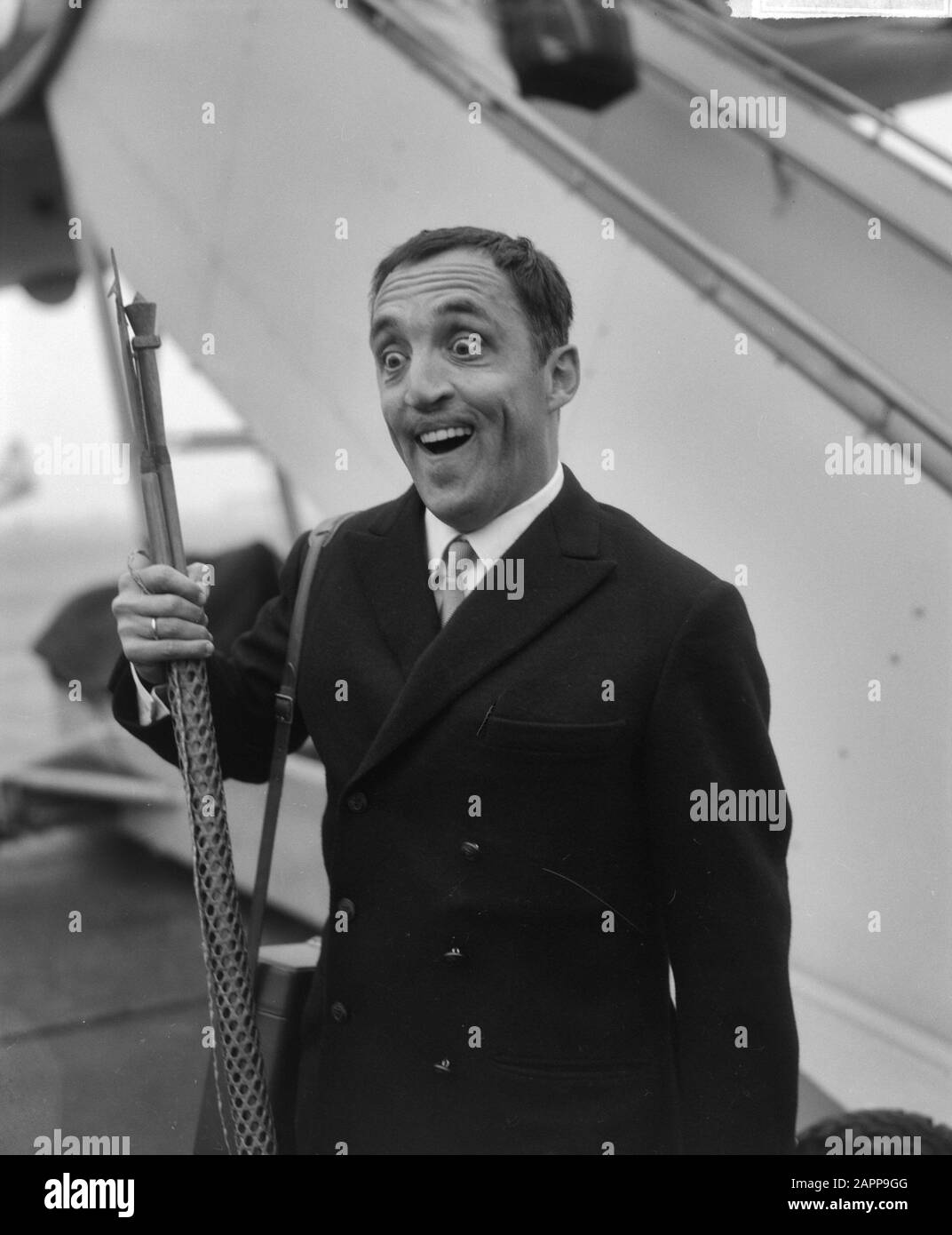 Rob van Reijn (mimespeler) upon arrival at Schiphol with bow and arrow ...