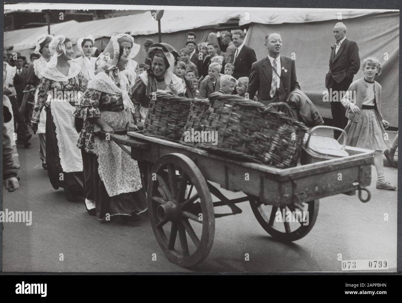 opening mussel season Date: September 4, 1957 Location: Rotterdam ...